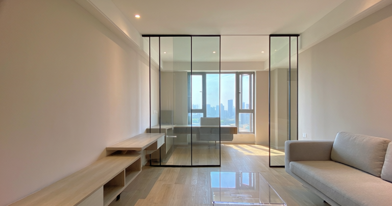 珠海75㎡小户型扩容设计：浅色系通透隔断悬浮家具，显大不压抑