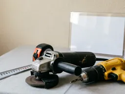 材料存放不当受潮劣质材料继续使用施工